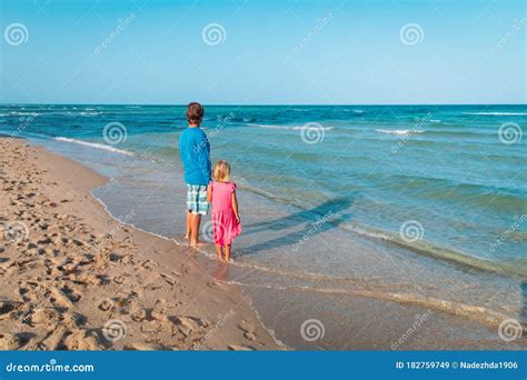 Ojciec I Mała Córka Na Plaży Rodziny Na Morzu Obraz Stock Obraz