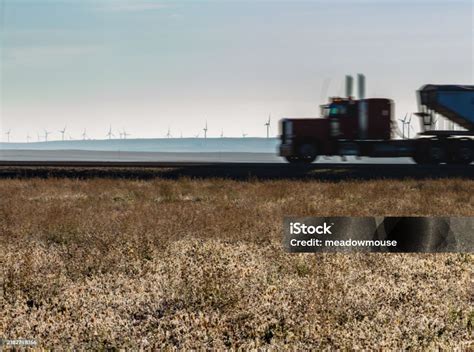 흐릿한 택시와 도로에 세미 트럭의 트레일러 앞부분 배경에 풍력 터빈 0명에 대한 스톡 사진 및 기타 이미지 0명 가솔린 가을 Istock