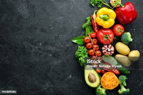 검은 배경에 신선한 야채입니다 아보카도 토마토 감자 파프리카 감귤 류 평면도 텍스트를 위한 여유 공간 과일에 대한 스톡 사진 및 기타 이미지 Istock