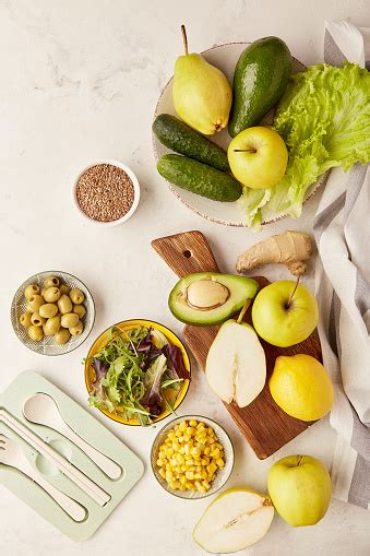 건강한 유기농 비건 식품 식물성 식단 Fodmap 지중해식 식단 야채 과일 채소 아마씨 재료와 수저 개념에 대한 스톡 사진 및