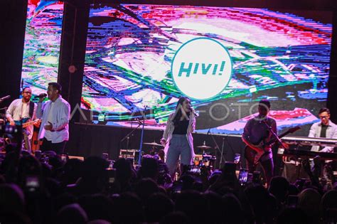 Konser Band Hivi Di Konser Roemah Itah Antara Foto