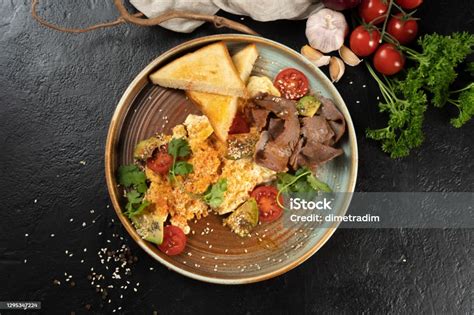 쇠고기 아보카도 체리 토마토를 곁들인 오믈렛 아침 식사의 따뜻한 메인 코스는 할랄 치킨 계란 야채 및 허브로 만들어집니다 구운