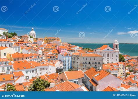 Ville Centrale De Lisbonne Au Portugal Avec Des Toits De Tuiles Rouges