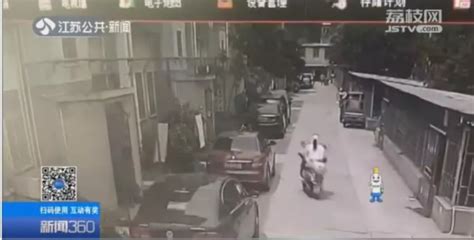 细思极恐！一整个防盗窗从5楼坠下！女子正骑电动车经过我苏网