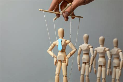 지도자 꼭두각시 운동가 근로자 팀에서 리더를 관리 하는 방법의 개념입니다 직접 제어 하는 로프와 사람들이 직원의 군중에 넥타이에