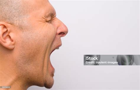 남자 비명 프로필 감정에 대한 스톡 사진 및 기타 이미지 감정 걱정하는 격노한 Istock