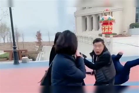 小姐姐在马路上散步没想到把两位大哥给迷倒太搞笑了！