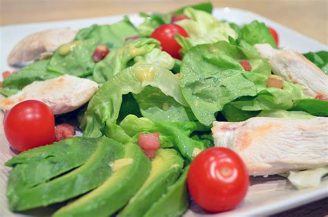 Salade improvisée de poulet avocat et lardons Legumes et Chocolat