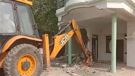 Yogi Government Action On History Sheeter Badrud Close To Mafia Atiq