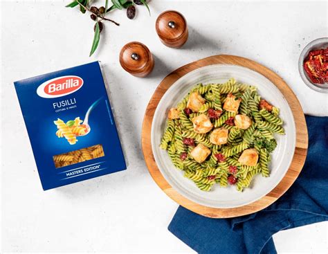 Рецепт блюда Фузилли Barilla с курицей и соусом песто по шагам с фото и ...