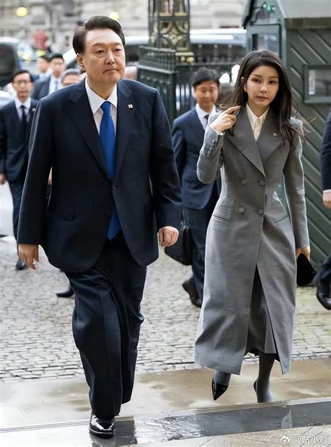 韩国总统尹锡悦和夫人金建熙抵达英国后财经头条