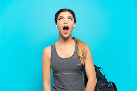 Joven Deporte Chica Rusa Con Bolsa De Deporte Aislado Sobre Fondo Azul