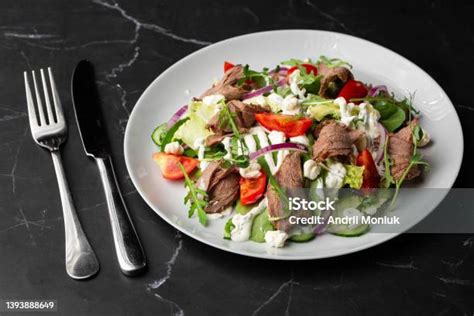 신선한 야채와 쇠고기 혀 샐러드 레스토랑에서 음식을 제공합니다 메뉴에 대한 사진 0명에 대한 스톡 사진 및 기타 이미지 0명 건강한 식생활 끓는 물에 삶기 Istock