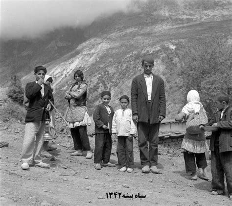 عکس ایران قدیم؛ سیاه‌بیشه ای ها در جاده خاکی چالوس؛ سال 42