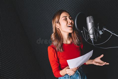 Cantante Asiática Guapa Grabando Canciones Usando Un Micrófono De Estudio Y Un Escudo Pop En El