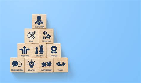 파란색 배경에 아이콘 리더 비즈니스와 나무 블록 스태킹 피라미드 리더십 요소 개념의 주요 성공 요인 리더십에 대한 스톡 사진 및