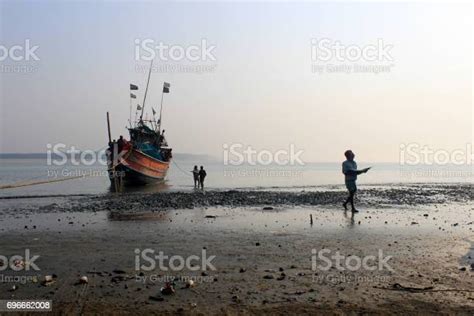 어 부는 Digha의 연안에서 물고기를 수집합니다 어 부는 노력 하 고 있다 관광객에 대한 스톡 사진 및 기타 이미지 관광객 낚시 남자 Istock