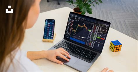 테이블에 앉아 노트북 컴퓨터를 사용하는 여성 사진 Unsplash의 무료 상인 이미지