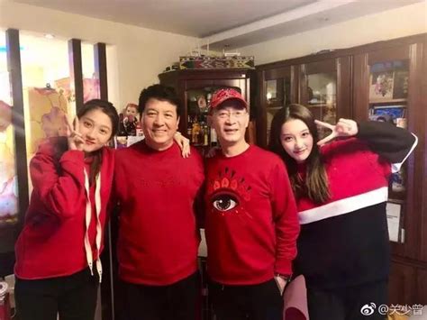 關曉彤爸爸曬年夜飯，關曉彤姐姐出鏡竟然比關曉彤還要好看！ 每日頭條