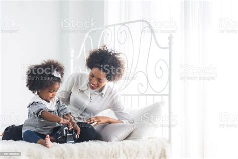 즐거운 아프리카 계 미국인 여성과 집에서 침대에서 함께 자고있는 그녀의 작은 딸의 이미지 아이에 대한 스톡 사진 및 기타 이미지