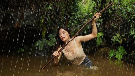SOLO CAMPING SURVIVAL IN THE RAIN FOREST RELAXING IN THE TENT WITH