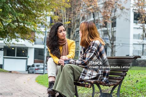 공원에서 친구를 위로하는 젊은 여자 우정에 대한 스톡 사진 및 기타 이미지 우정 토론 말하기 Istock