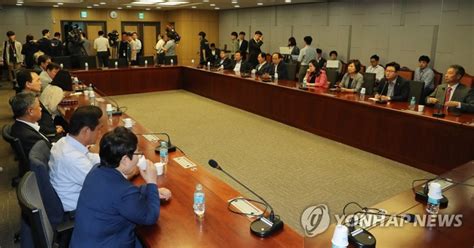 긴급 모임 갖는 한국당 초선의원들