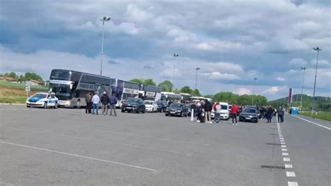 Desetine autobusa sa građanima Srbije stiglo na Dodikov skup u Banjoj Luci