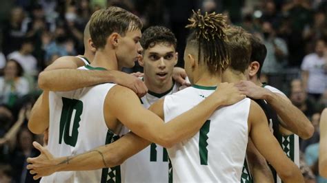 Reflective Uh Mens Volleyball Team Tops Uc San Diego In 4