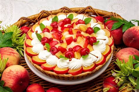 キル フェ ボン 30th 福岡店考案「すももと桃のプリンアラモードタルト」 えん食べ