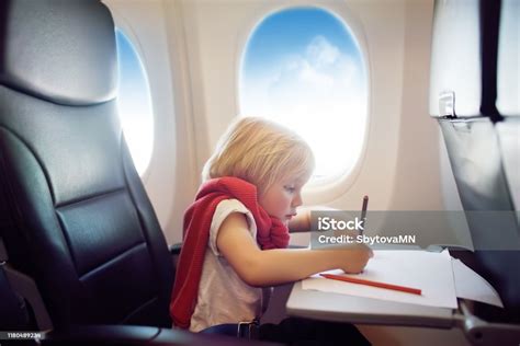 비행기로 여행하는 매력적인 아이 비행 중 항공기 창문에 앉아 있는 즐거운 어린 소년 자식 드로잉 그림입니다 비행기에 대한 스톡 사진 및 기타 이미지 Istock
