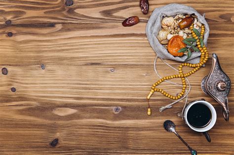 라마단 카림 장식의 테이블 탑 뷰 이미지 날짜 과일 커피 한 잔 아몬드가 나무 배경에 있습니다 복사 공간이있는 플랫 레이 0명에 대한 스톡 사진 및 기타 이미지 Istock