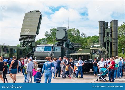 Visitantes Y El Sistema Del Suelo Al Aire Pantsir C Del Sistema De Misiles S Y Antiaéreo