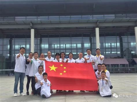 我和国旗合个影志愿精神伴我行