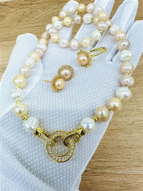 Molor 🏵 Сувд нь эмэгтэй хүний эрхэмсэг энхрий цэвэр ариун байдлыг илэрхийлдэг тул эрт дээр