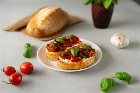 리코토 치즈와 방울토마토 바질 마늘을 곁들인 브루스케타가 회색 콘크리트 배경에 있다 음식 음식 배경 0명에 대한 스톡 사진 및
