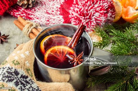 Mulled 와인입니다 선택적 초점입니다 크리스마스 음료입니다 음식입니다 감귤에 대한 스톡 사진 및 기타 이미지 감귤 겨울