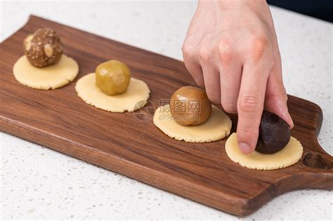 月饼制作高清图片下载 正版图片501647301 摄图网