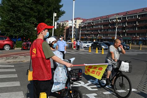 市科协开展“文明出行 从我做起”文明交通志愿服务活动