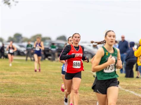 Roxanas Gianna Stassi Wins Trenton Wesclin Ihsa 1a Girls Regional Cross Country Title