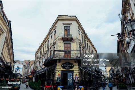 루마니아 부쿠레슈티의 거리 모퉁이에 있는 유서 깊은 건물 잔잔하고 흐린 하늘 거리에 대한 스톡 사진 및 기타 이미지 거리 건축 걷기 Istock