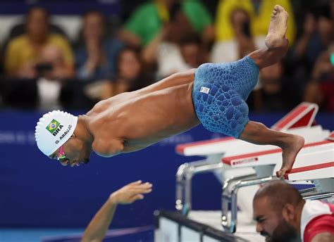 Paralympic Swimmer Born With Short Legs And No Arms Obliterates The