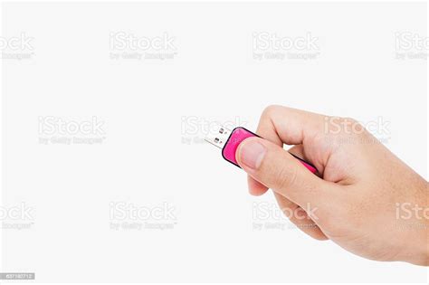 흰색 배경에 격리 된 Usb 플래시 메모리를 들고 있는 손 0명에 대한 스톡 사진 및 기타 이미지 0명 Usb 케이블 디지털 생성 이미지 Istock