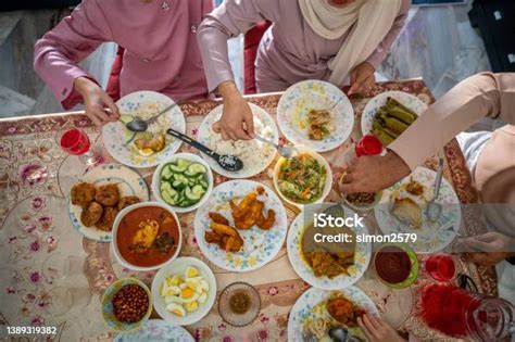 Table Top View Pertemuan Keluarga Muslim Melayu Dan Makan Bersama