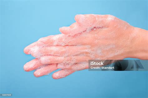 파란색 배경에 비누로 손을 씻는다 위생 손 씻기 및 청소 전염병 전염병 개념 코로나 바이러스 코비드19 질병 보호 조치 기본