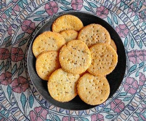 Maida Mathri Recipe In Hindi