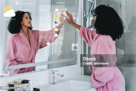 인공 지능 욕실 Ai의 스마트 미러에서 일기 예보를 확인하는 여성 인공지능에 대한 스톡 사진 및 기타 이미지 인공지능 사물 인터넷 초현대적 Istock