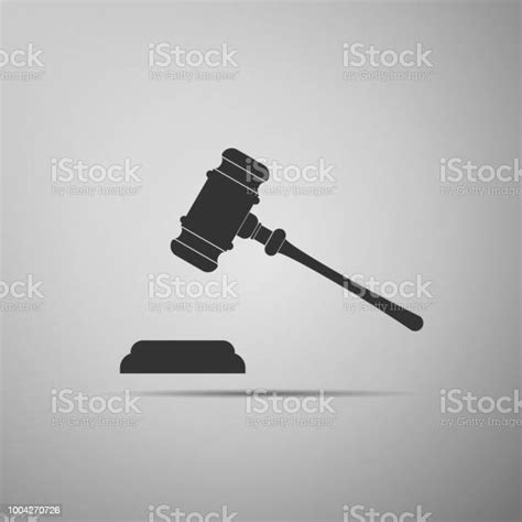 판사 망치 아이콘 회색 배경에 고립입니다 문장 및 청구서 법원 법무부 스탠드와 함께 심사에 대 한 망치 경매 망치 기호입니다