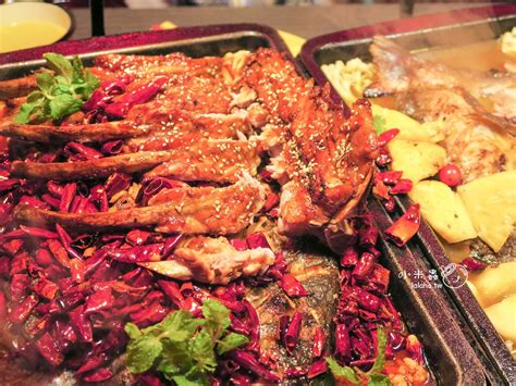 新北中和美食｜水貨 到夜店去吃炭火烤魚，一爐二吃 誰說魚與熊掌不可兼得 小米蟲的米缸