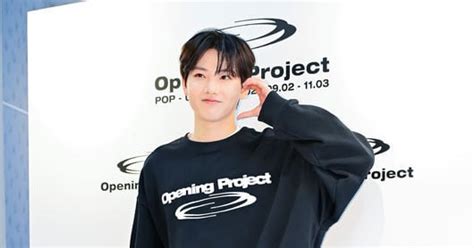 [사진]트레저 준규 미소 머금고 하트